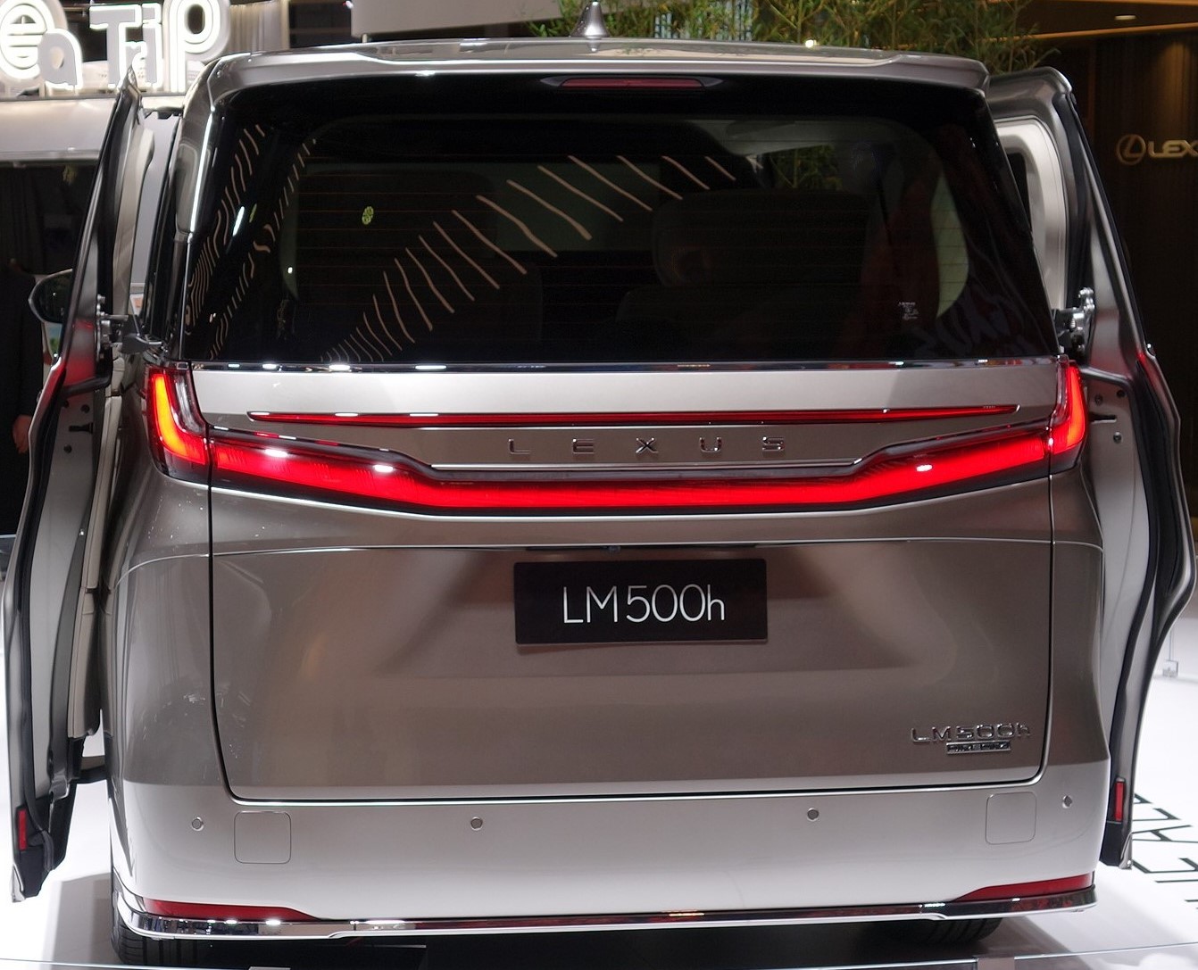 2024 Lexus 4-Seat LM500h | EHFCV